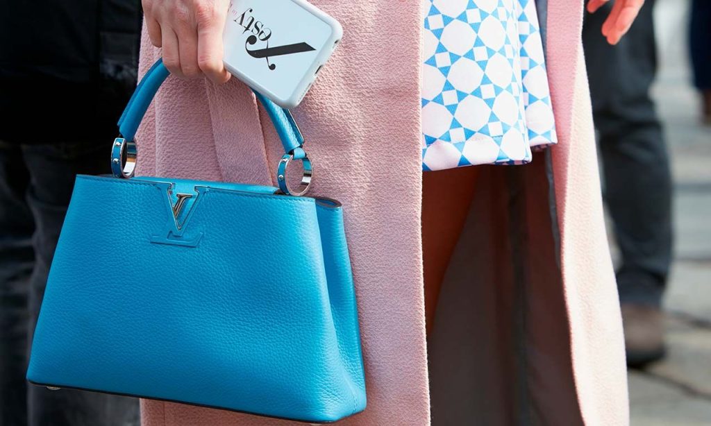 Bolsa azul: como usar o acessório tendência - Etiqueta Unica