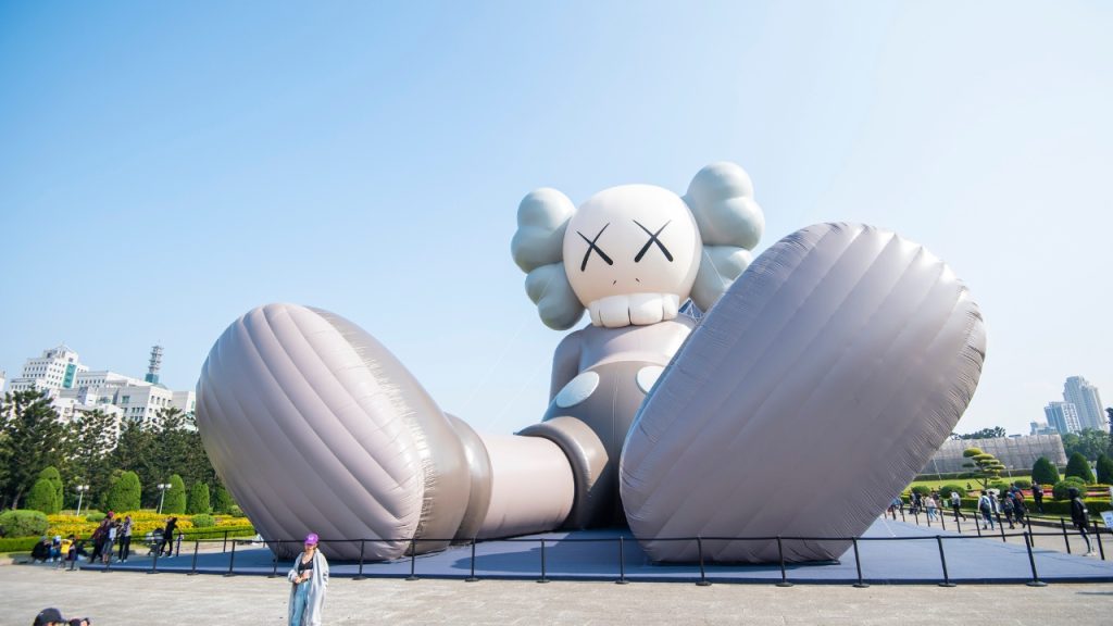 UNIQLO e KAWS lançam collab juntas - Etiqueta Unica